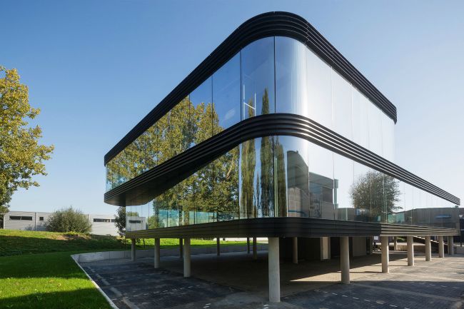 ¿Existe un edificio con energía 100% generada por paneles solares ...